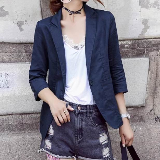 華やかさと品のあるシンプルなジャケットスリムデザインが女性らしいシルエットです都会的で洗練されたこなれ感のある一枚です色展開 ネイビーブルー ホワイトサイズ S M L XL 2XL 3XLサイズ(cm)S /着丈 60 /袖丈 38 /肩...