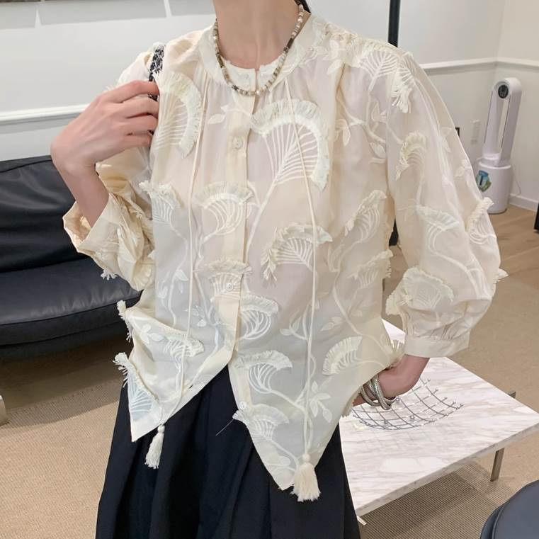 扇形の立体刺繍とタッセルがエキゾチックなトップス中国風のデザインで個性的な一枚です透け感のある薄手の素材は春の陽気にピッタリです色展開 ベージュサイズ S M Lサイズ(cm)S /肩幅 42 /袖丈 44 /バスト 116 /着丈 64M...