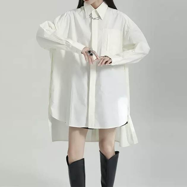 ロング丈で襟付きのデザインが大人可愛い印象を与える長袖シャツです。無地のシンプルなデザインなので、幅広いコーディネートに対応し、オフィスやデート、女子会まで幅広いシーンで活躍するアイテムです。色展開 アプリコット ブルーサイズ ワンサイズサ...