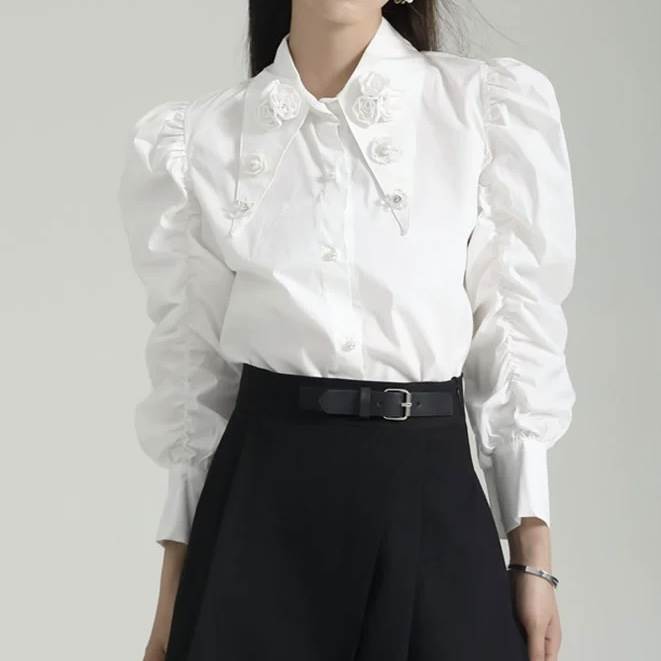 立体フラワーがアクセントになった女性らしいデザインの長袖シャツです。パフスリーブや襟付き、そしてスリムなシルエットが大人可愛い印象を与えます。無地のシンプルなデザインなので、さまざまなスタイルに合わせやすく、コーディネートの幅が広がります。...