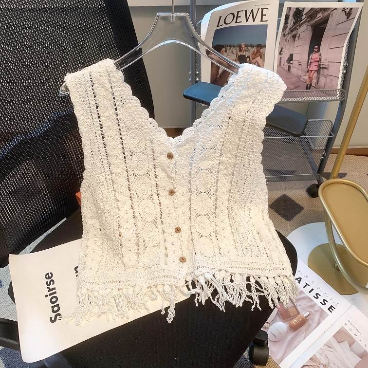 かぎ針編み風のニットベストです。Vネックやレースデザイン、ヴィンテージ風のかぎ針編み、そしてフリンジなど、女性らしい個性的な要素がぎっしり詰まった一枚です。かわいいだけでなく、大人らしさも漂うきれいめデザインなので、シンプルなカジュアルコー...
