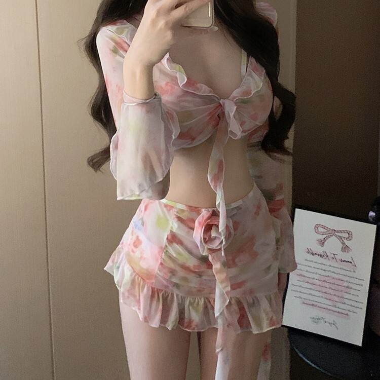 シフォンの透け感が可愛らしい、水着ビキニ4点セット。フリルやフラワーが立体的に施され、水画のような淡い色味がキュートな印象を与えてくれます。ハイウエストデザインや二の腕カバーで、体型カバーもバッチリです。おしゃれで大人可愛い、コンサバ系やモ...