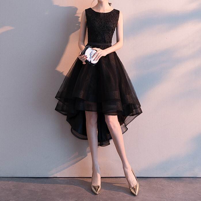 このレディースワンピースドレスは、ノースリーブのショート丈で、Uネックにファスナーが付いています。大人可愛い雰囲気が漂うデザインで、きれいめな着こなしからカジュアルまで幅広く活躍します。シンプルな無地デザインに蝶がプリントされており、春夏の...