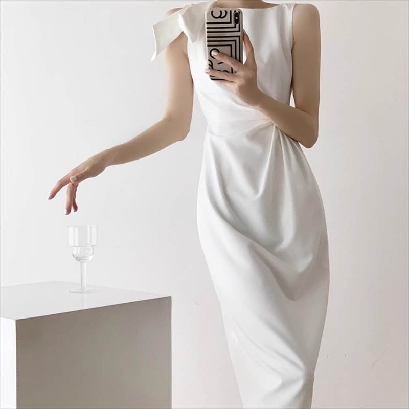 フェミニンで上品な雰囲気を演出する、レディース ワンピース ドレスが登場しました。ノースリーブでラウンドネックのデザインが女性らしさを引き立て、Aラインとハイウエストでスタイルアップも叶います。大人可愛い雰囲気からクールでエレガントな印象ま...