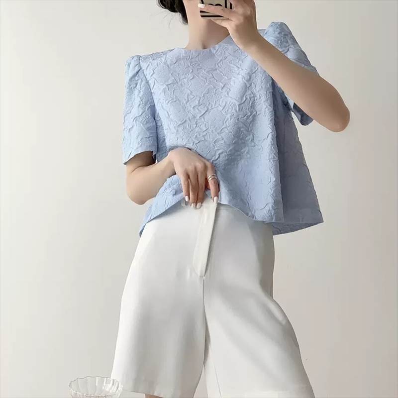 イベントからデイリーまで幅広く活躍するTシャツとパンツのセット。洗練された都会的なスタイルから、爽やかなナチュラルコーデまで、幅広いファッションに対応します。シンプルなデザインながらも存在感を放つ大人可愛いスタイルで、あなたの魅力を引き立て...