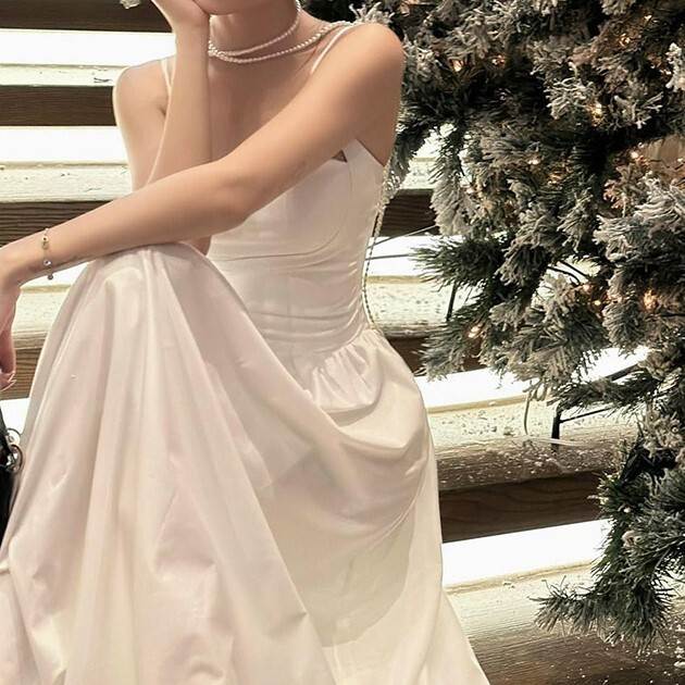 このキャミソール ワンピースは、大人可愛い上品さと存在感を持ち合わせた、多彩なシーンで活躍する一着です。Aラインのシルエットが女性らしさを際立たせ、ノースリーブで春夏の季節にぴったり。フォーマルな場面からカジュアルなお出かけまで、幅広いシー...