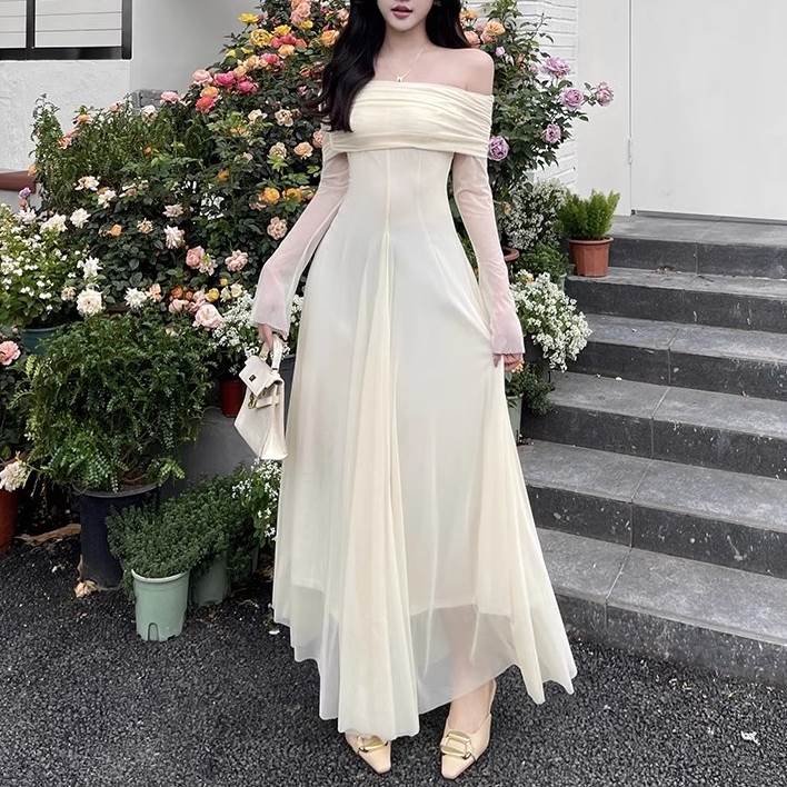 身にまとうだけで、特別な日の主役になれるドレスです。オフショルダーや透け感のあるデザインが、優雅で軽やかに女性らしさをさりげなく引き立てます。スタイルアップ効果も抜群！シックなオフホワイトカラーが、清楚な雰囲気を醸し出し、存在感たっぷりの女...