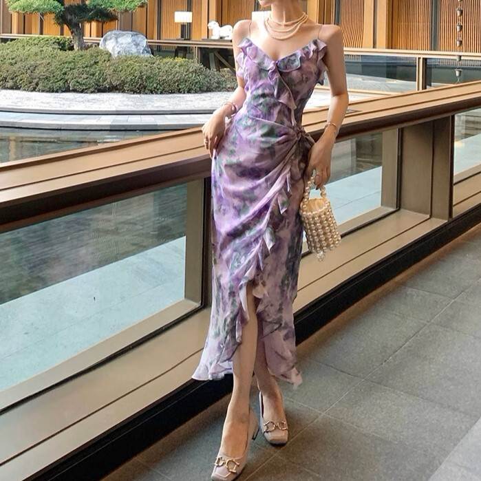 首元とスカートのフリルがエレガントなキャミソールのロングドレスです。上品な色遣いで、昼でも夜でも綺麗なスタイルが完成する1着です。色展開 パープルサイズ S M Lサイズ(cm)S /バスト 82 /ウエスト 66 /裾丈 125M /バス...