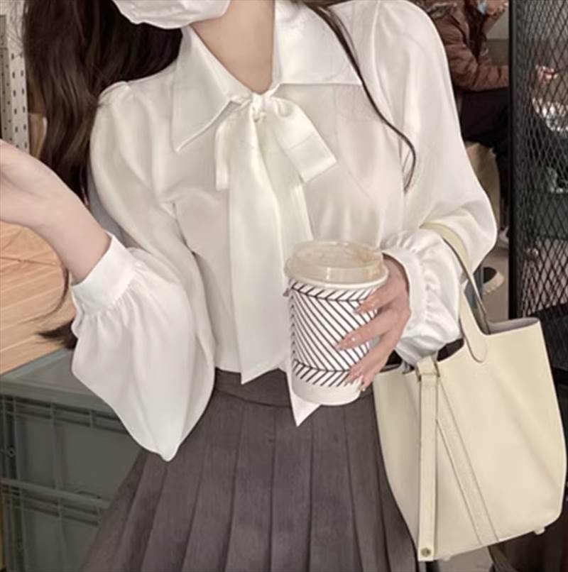 洗練された大人可愛いスタイルを叶える、スカートとトップスのセットアップが登場しました。上品なボウタイやりぼんタイが特徴的で、フェミニンで可愛らしい雰囲気を演出します。シャツは長袖で、季節を問わず活躍してくれるアイテムです。色展開 ホワイトサ...
