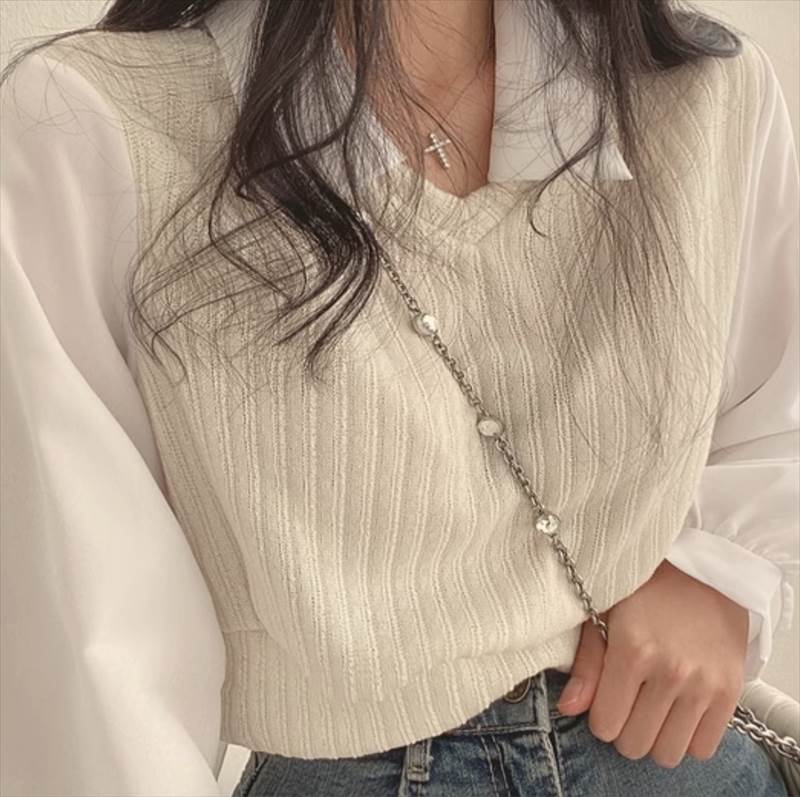 上品で可愛らしい雰囲気漂う、レトロなシャツが新登場しました。清楚で都会的な雰囲気を漂わせつつも、どこか懐かしさを感じさせるデザインは、周りと差をつけたい時に最適です。着回し力抜群の一枚をお楽しみください。色展開 ホワイト ピンク グレー ブ...