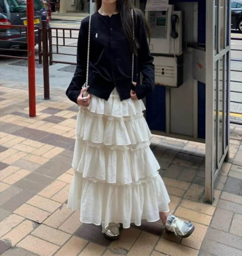 スリムなAラインが大人可愛い女性らしいスカート。上品なレースデザインとハイウエストで、きれいめな着こなしにぴったりです。シンプルでおしゃれなデザインは、都会的な雰囲気やナチュラルなスタイルにもマッチ。無地のカラーバリエーションは、春夏の季節...