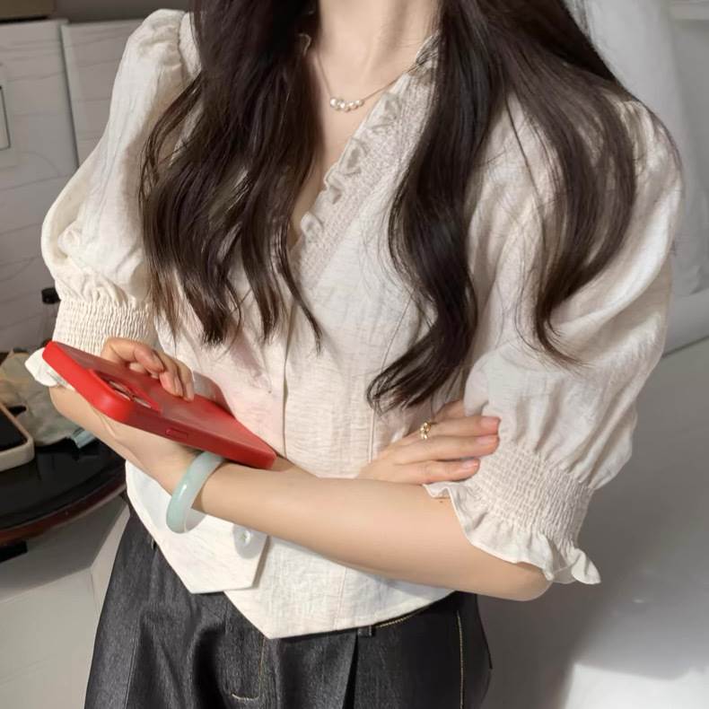 フレンチガーリーなスタイルにオススメな5分袖ブラウス。優し気なベージュカラーにパフスリーブやネックまわりのフリルが、可愛らしさを演出してくれます。袖口は、ギャザーゴムで伸縮性があり、生地は通気性があり快適に着用いただけます。ウエストにもギャ...