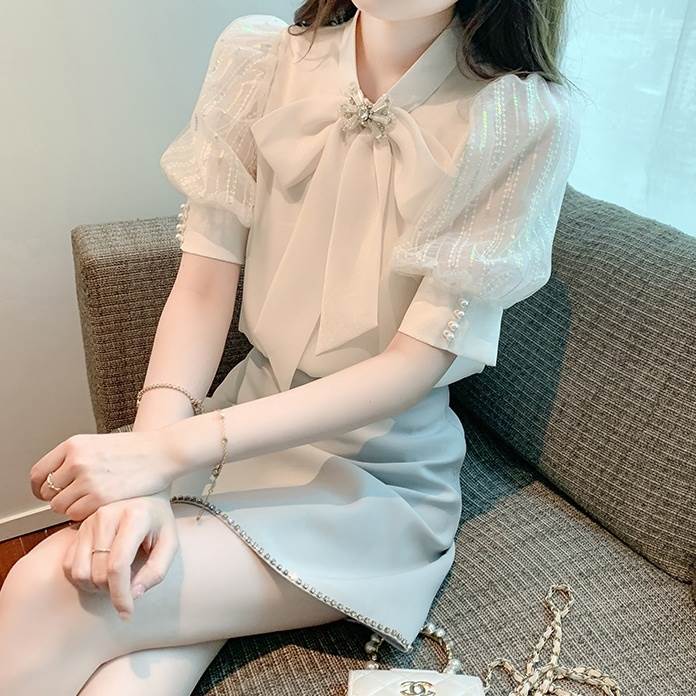 Vネックのシースルーシフォンシャツは、女性らしいフェミニンさを演出する一枚です。透け感のある生地に加え、リボンのディテールが可愛らしさをプラス。シンプルながらも上品なデザインは、大人可愛いスタイリングにマッチします。さりげなく入ったギャザー...