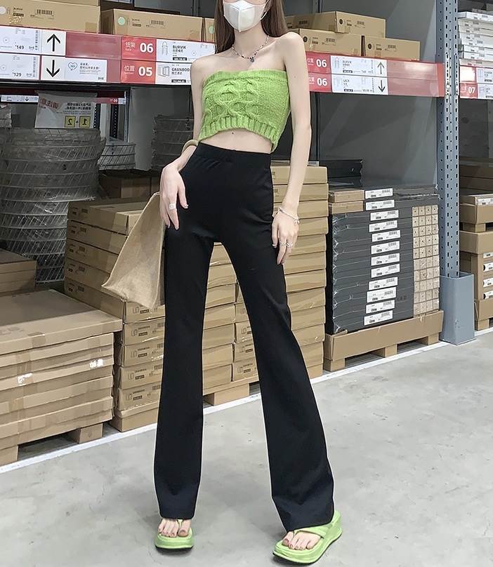 ウエストゴムのハイウエストがポイントのフレアパンツが新登場！ウエスト部分はゴム入りでストレスフリーな着心地、そしてフレアの広がりやすいデザインでスタイリッシュな印象を与えます。後ろポケット付きで機能性も抜群です。ストレッチ性のある素材を使用...