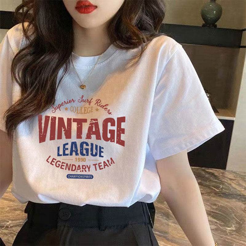 シンプルながらも存在感のあるロゴプリントが魅力的な半袖Tシャツ。襟なしのラウンドネックで、カジュアルにもきれいめにも着こなせるアイテムです。キュートなデザインが、大人可愛い雰囲気を演出してくれます。生地は柔らかで着心地が良く、気軽に着用でき...