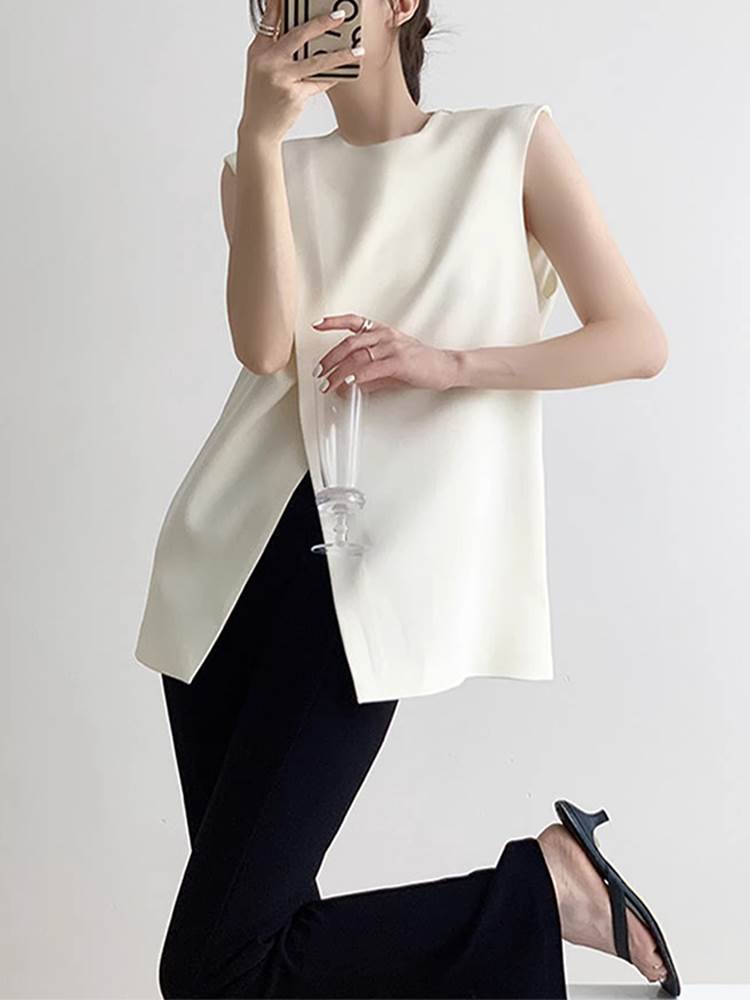 涼しげな印象を演出するノースリーブ アシンメトリー トップスが登場しました。レディース向けのプルオーバーで、丈長で袖もなし、ラウンドネックで襟もないシンプルなデザインが特徴です。大人可愛い雰囲気を演出しつつ、上品な印象も与える一枚は、おしゃ...