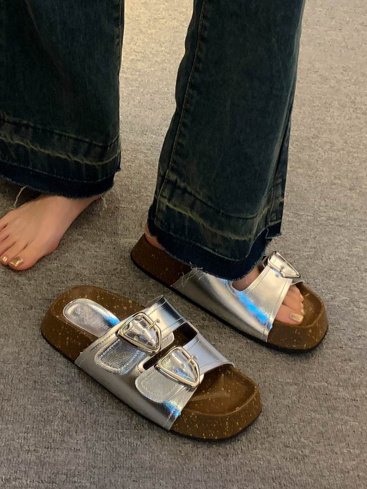 メタリックな光沢が上品な存在感を放つダブルベルト厚底コンフォートサンダル。Dバックルのダブルベルトで足元から華やかさを演出する一足で、オフィスやデート、旅行など様々なシーンで活躍します。ラウンドトゥデザインで足先もスッキリ見せ、歩きやすさも...