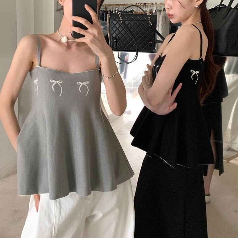 バイカラーのリボンが大人可愛い裾フレアキャミソールの登場です。細めのストラップで女性らしい印象を与えてくれます。裾フレアで気になるお腹周りをしっかりカバーしてくれます。程よく厚手で透ける心配はありません。色展開 ブラック グレーサイズ フリ...