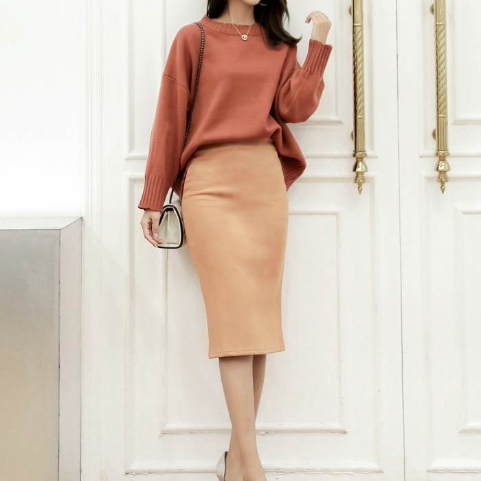 お探しのタイトスカートはこちら！ウエストからヒップまで程よくフィットするデザインで、膝下のミモレ丈が女性らしい美脚を演出。バックスリットで歩くたびにスリットから覗く足元にセクシーさをプラスしました。オフィスやデートなど、様々なシーンで活躍す...