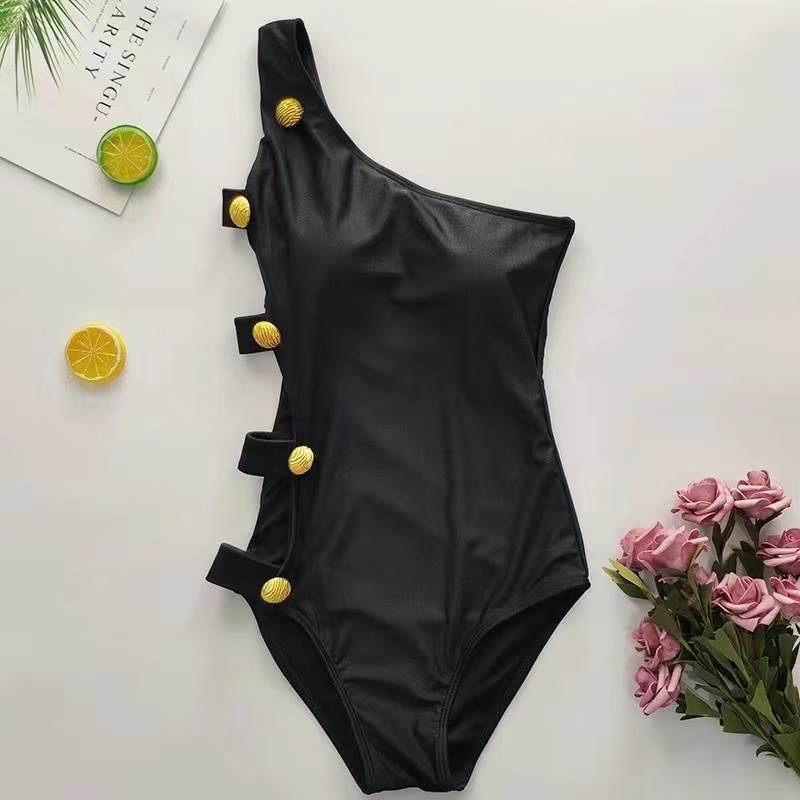 この大人可愛い水着は、ワンピースデザインでノンワイヤー。ボタンディテールがアクセントになり、おしゃれで大人っぽい印象を演出します。パッドも付いているので、バストのボリュームアップも叶います。さらに、ワンショルダーや美脚効果のあるデザインで、...
