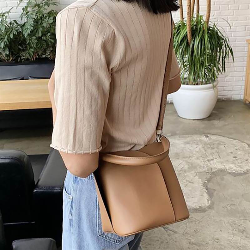 list1844トレンドアイテム、バケツ型のバッグが入荷しました！3色展開でどれも合わせやすいカラーショルダーバッグにもハンドバッグにもなる2wayタイプ仕様開け口は巾着のようになっているので、持ち物が見えたり、落ちる心配もなく安心◎切り返...