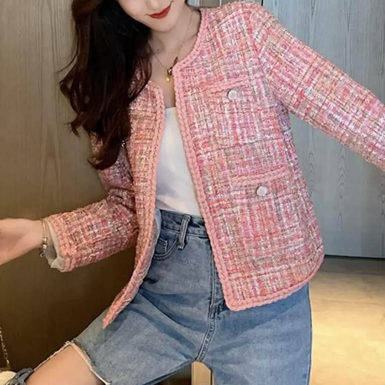 エレガントで上品な女性らしさを演出する長袖ジャケット。シンプルでありながら、細身のシルエットでスリムに見せてくれるのがポイントです。ラウンドネックで襟元もすっきりとした印象を与え、どんなスタイルにも合わせやすい一着です。色展開 ピンクサイズ...