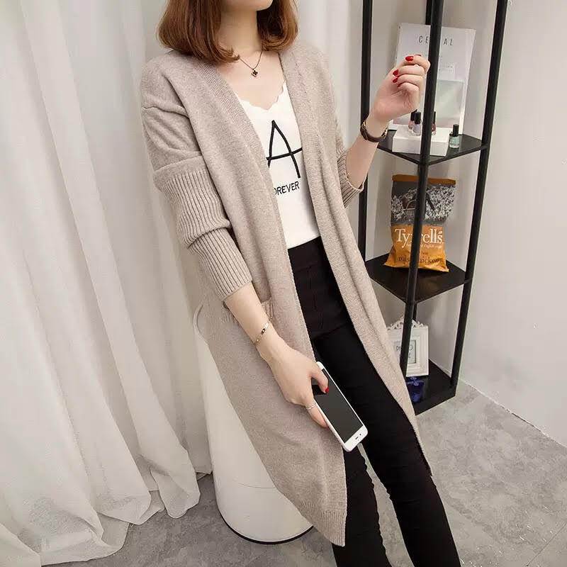 おしゃれな大人女子におすすめのニットカーディガン。Vネックデザインと前開きのスリムなシルエットが、女性らしい美しさを引き立てます。ミドル丈で着丈も絶妙で、カジュアルからエレガントまで幅広いスタイリングに活躍します。ポケットもついているので機...