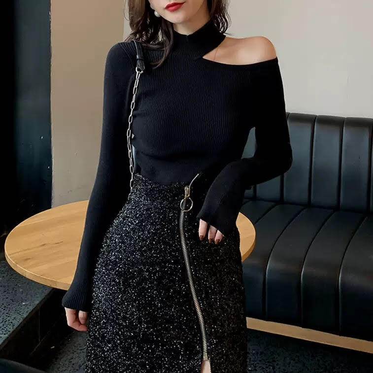 エレガントでクールな印象を演出する長袖セーター。オフショルダーで女性らしい肌見せが叶う一方で、タートルネックで首元をおしゃれに引き締めるデザインはメリハリを演出。スリムなシルエットが細身に見せてくれるので、きれいめなコーディネートやカジュア...