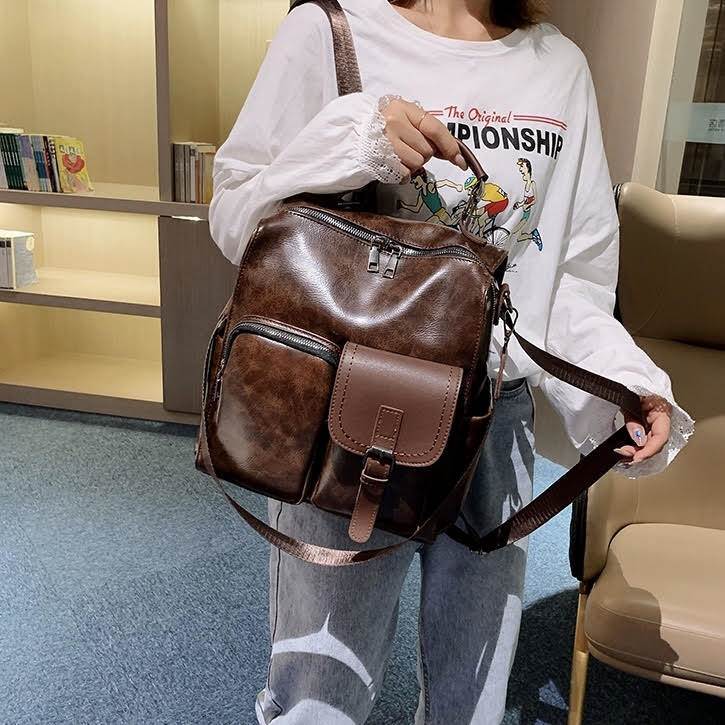 スタイリッシュで機能的なリュックサックです。しっかりとしたPU素材で作られたこのリュックは、大容量で荷物もたっぷり入るのが特徴。デイリー使いからお出かけ、旅行まで幅広いシーンで活躍してくれるアイテムです。色展開 ブラウン ブラックサイズ ワ...