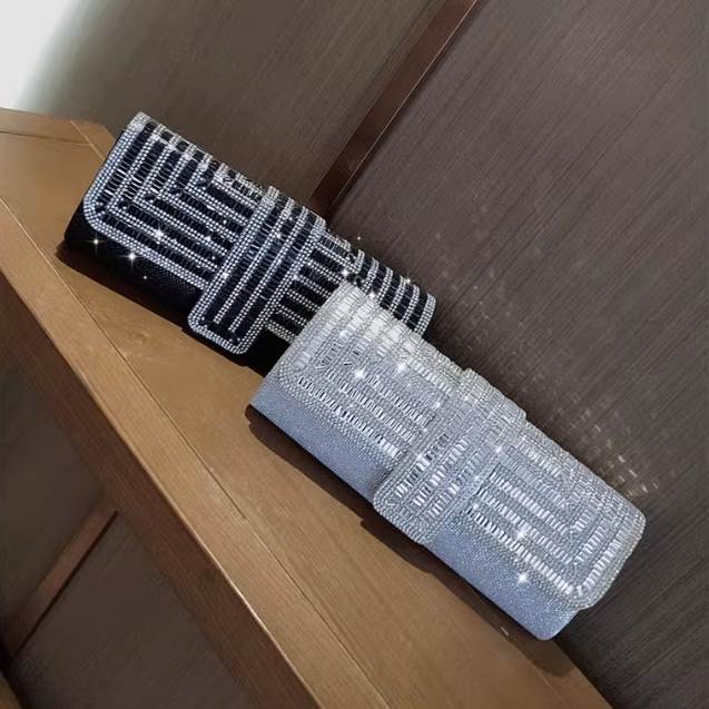 輝くラインストーンが目を惹くパーティーバッグ。小さめながら存在感抜群で、大人可愛いスタイルを演出してくれます。シンプルながらもキラキラ輝くデザインは、幅広い年代やシーンに対応できる万能アイテムです。パーティーや結婚式、謝恩会などの華やかなシ...