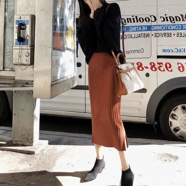 長袖のルーズセータートミモレ丈のタイトスカートのセットアップです。ハイウエストのスカートにはスリットが入っていて、足元をちらりと見せることで抜け感が演出できます。大人可愛い雰囲気や女子力を演出するのに最適なアイテムです。旅行やお出かけ、女子...