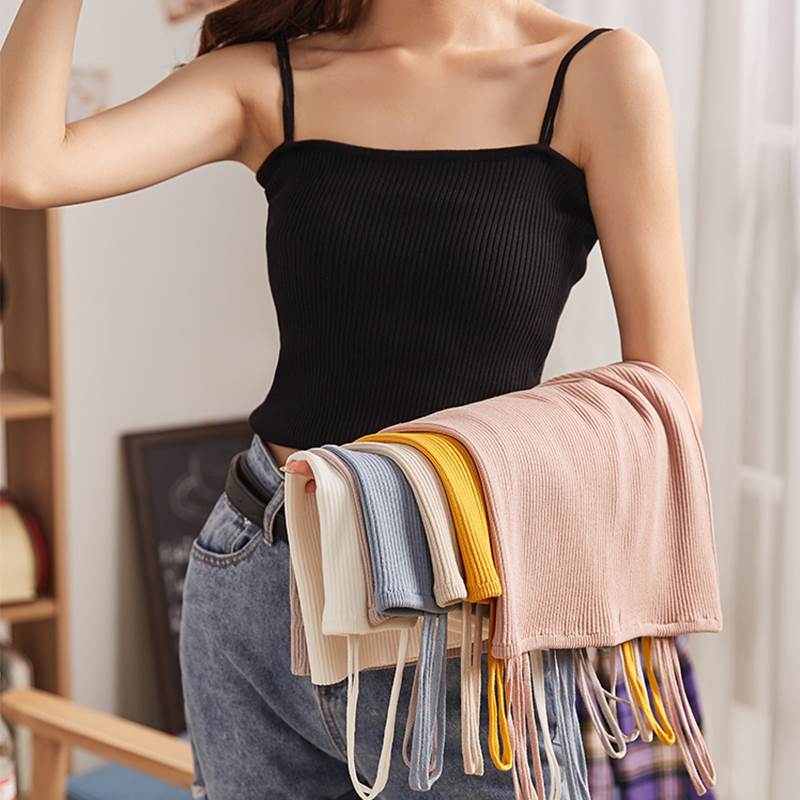 2タイプのショート丈リブニットキャミソールが登場しました！夏の暑い日にぴったりの涼やかな着心地で、シンプルでありながらもおしゃれなデザインが特徴です。襟なしでショート丈のトップスは、レイヤードスタイルにもぴったり。細ストラップと太ストラップ...