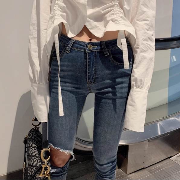 ダメージの効いたデザインが大人っぽくクールな印象のスキニーデニムパンツ。スタイルがすっきり見えるクロップド丈。細身ながらもストレッチ性が高いので見た目以上に快適なのもうれしいポイント。ヒールを合わせて女性らしく、スニーカーを合わせてカジュア...