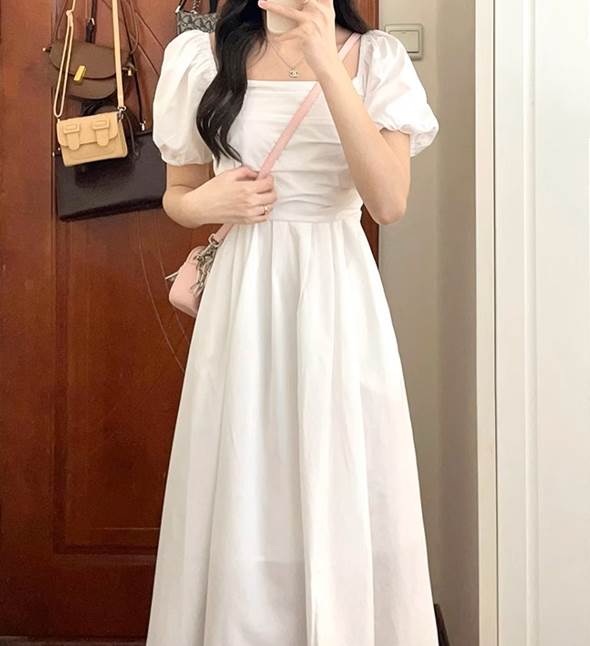 上品でガーリーなルックスで、大人可愛いスタイルを演出してくれます。自信を持って着こなせる、クラシックで可愛らしいアイテムです。色展開 ホワイトサイズ S M L XLサイズ(cm)S /肩幅 31 /ウエスト 64 /バスト 80 /スカー...