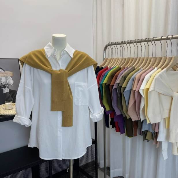 大人可愛い印象を与える、ニット カーディガン風 ショールです。肩掛けスタイルで、ラフにコーディネートを楽しめるアイテム。スリムなシルエットが体型をカバーしつつ、上品さを演出します。色展開 写真1 写真2 写真3 写真4 写真5 写真6 写真...