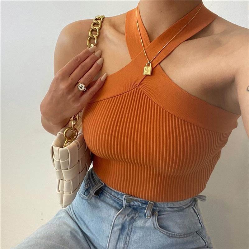 クロスホルターネックがポイントのニットキャミソールです。リブ素材で伸縮性がありメリハリのあるスタイルを作ります。シーンに合わせて1枚でヘルシーに着ても上着を羽織って合わせても可愛く決まるアイテムです色展開 オレンジ　ブラック　ブルー　ブラウ...