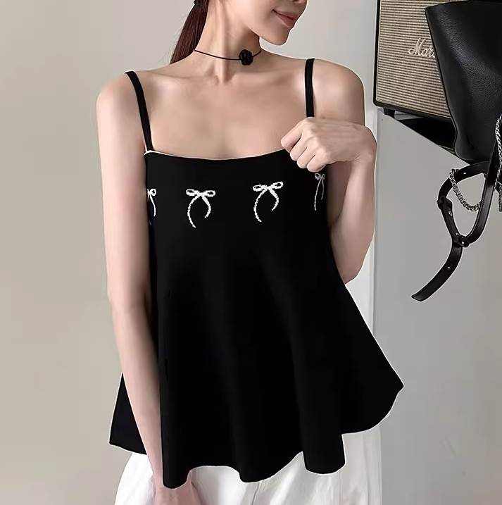 スクエアネックにフェミニンなリボンがポイントのキャミソール。ワイドなフレアシルエットで、女性らしく大人可愛く着こなせます。背中が開いているデザインなので、後ろ姿も華やかに。シンプルながらもこなれ感を演出してくれる一枚です。色展開 グレー ブ...