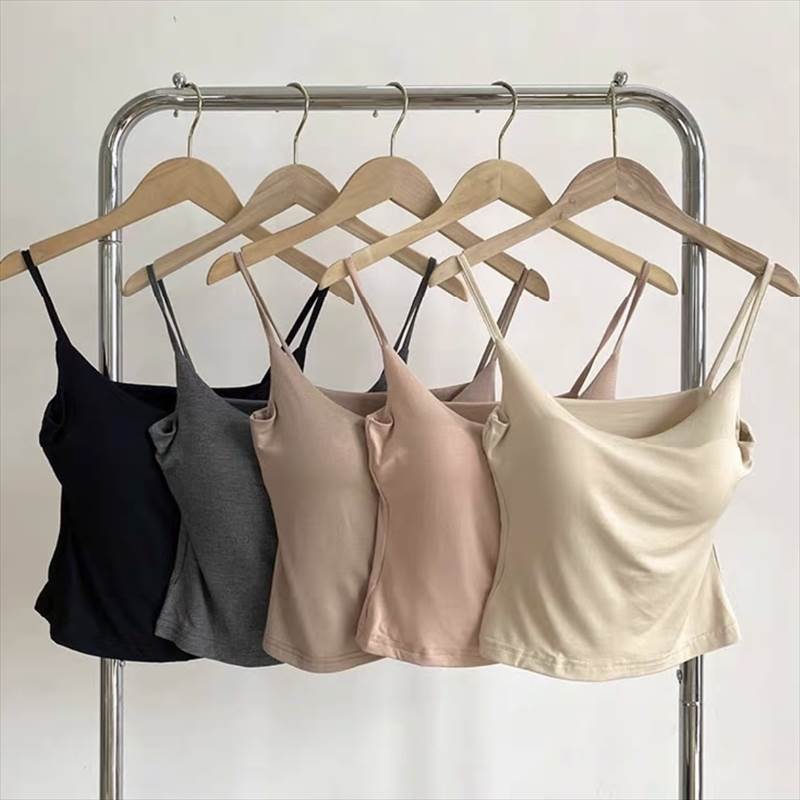 トレンドを押さえた韓国風のオルチャンキャミが登場。パット入りで安心感があり、ミニ丈デザインはヘソ出しスタイルを楽しむことができます。細めストラップがデコルテを美しく見せ、楽チンなのにおしゃれな印象を与える一枚に。色展開 ブラック ベージュ ...