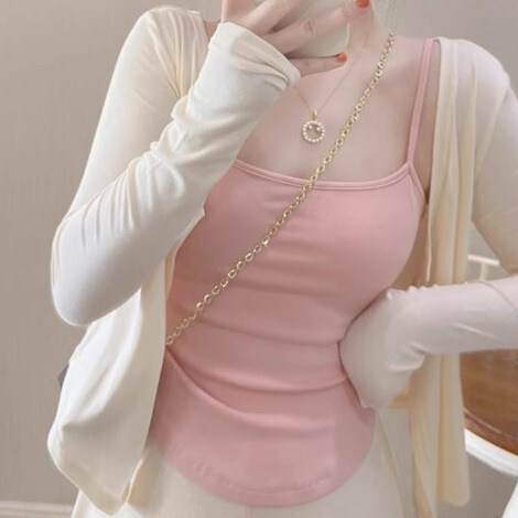 上品で女性らしいデザインのキャミソール。ショート丈でスリムなシルエットなので、着痩せ効果も期待できます。シンプルなので重ね着コーデとしても着回し抜群。日常使いはもちろん、デートや女子会など幅広いシーンで活躍するアイテムです。色展開 ピンク ...