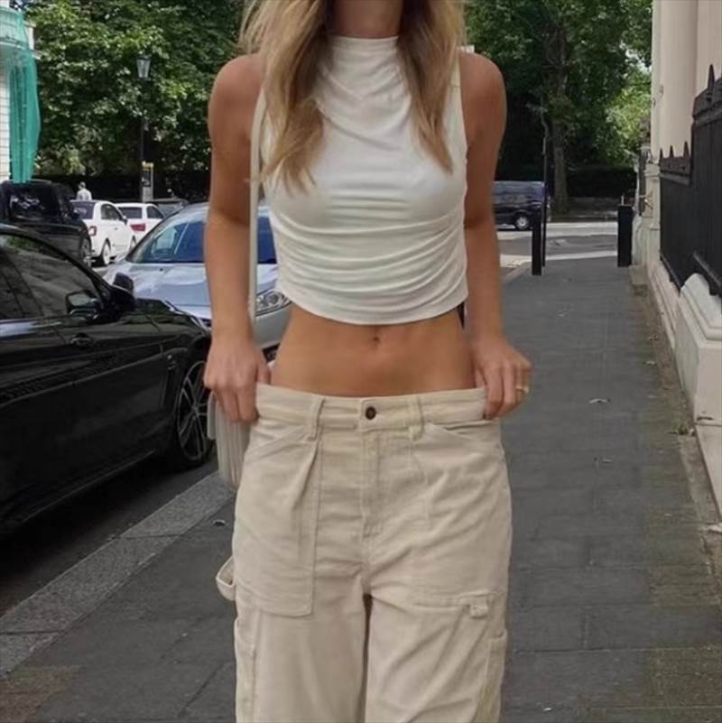 大人可愛いスタイルを演出するレディースクロップドタンクトップ。シンプルなデザインにタイトなシルエットが特徴で、へそ出しスタイルが夏のオシャレを引き立てます！リゾートやデート、お出かけに最適です。色展開 ホワイトサイズ S M Lサイズ(cm...