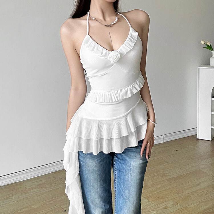 大人可愛いを演出するティアードキャミソールです！ホルターネックデザインとアシンメトリーな切り替えが魅力のポイント。タイトでスリムなシルエットが女性らしいラインを引き立て、フリルや花のコサージュが上品さとガーリーさをプラスします。春夏のデート...