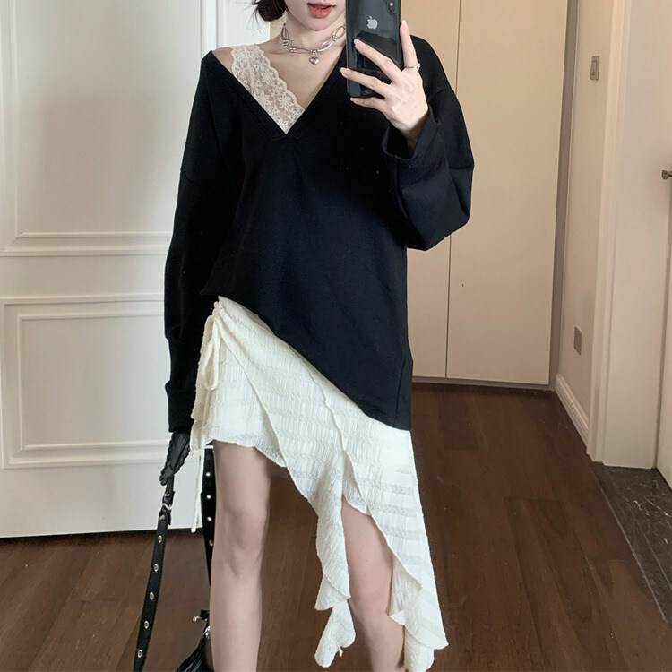 大人可愛い雰囲気が漂う、レディースセットアップ。アシンメトリーデザインのヘムスカートと、Vネックのトップスにレースインナーが、絶妙に組み合わり、上品でフェミニンな雰囲気を演出。別のアイテムとも合わせやすく、デートや女子会、お出かけシーンにピ...