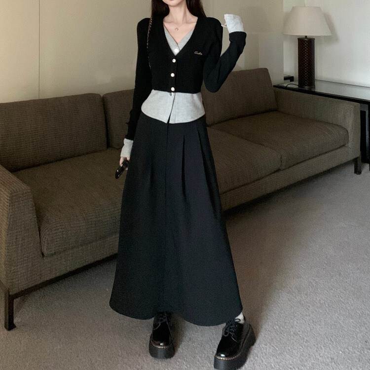 大人可愛い、フェミニンなレディースセットアップが登場！重ね着風のノーカラーシャツと、シンプルで上品なAラインロングスカートの組み合わせは、通勤や学校、カフェなど多様なシーンで活躍します。長袖の萌袖デザインが華やかさを演出しつつも、カジュアル...