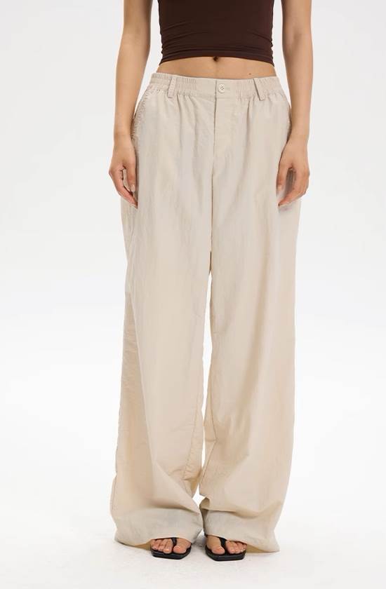 夏にぴったりな素材感で、着心地が抜群です。プリーツテクスチャーが施されたこのクールな速乾性カジュアルパンツは、ストレートレッグでありながら、体型カバー効果もあるワイドレッグデザイン。大人可愛いきれいめスタイルから、ボーイッシュやスポーティー...