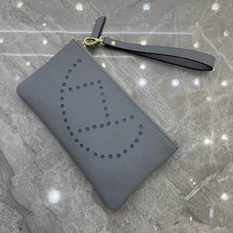 スタイリッシュで機能的な薄型コンパクトウォレット。スリムなデザインながら大容量な収納が可能で、ジッパー付きの構造が安心感を与えます。シンプルな無地デザインと洗練されたパンチング加工がどんなスタイルにもぴったりで、大人可愛い雰囲気を演出します...