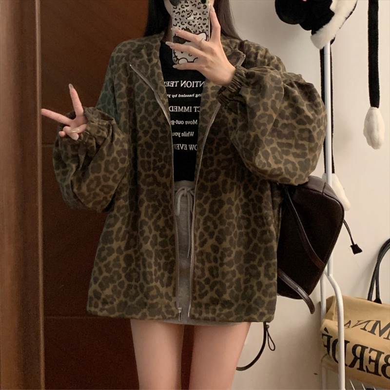 オーバーサイズが可愛いレオパード柄のジャケットです。ドレッシーな雰囲気を醸し出すカジュアルとキレイが調和したコーディネート。スマートにオシャレ見えさせバランスアップすることで上品な印象作りにもひと役色展開 ブラウン×レオパードサイズ　S　M...