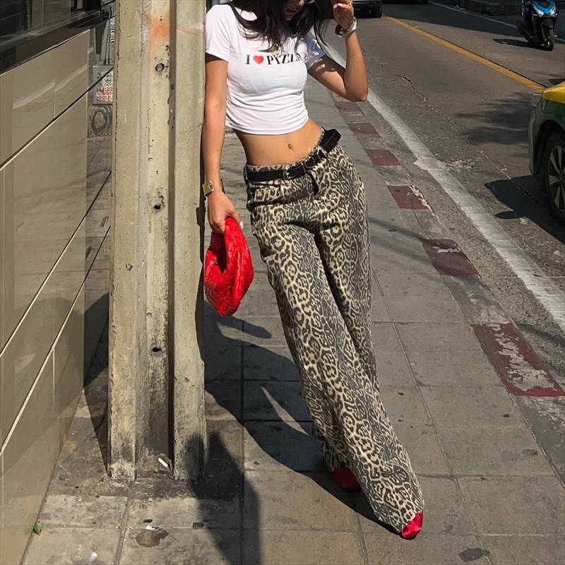 インパクト強めのヒョウ柄ワイドパンツ。定番のストレートシルエットでトップスのボリュームを選ばずコーディネートの幅が広がります。意外と馴染みやすいベージュベースのアニマル柄。いつものファッションに一癖プラスできるアイテムです。色展開 ベージュ...