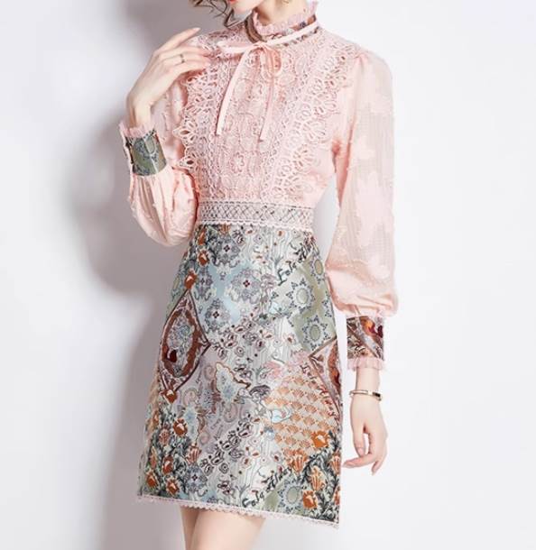 和風要素を取り入れた、タイトなシルエットのドレス。結婚式や披露宴、演奏会などの特別なシーンで、あなたの魅力を引き立てること間違いなしです。かぎ針編みの中空ジャカードが創り出す、透け感のあるエレガントなシルエットが大人の女性を際立たせます色展...