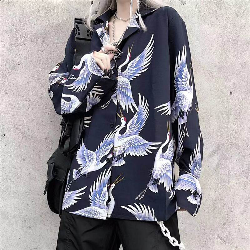 カジュアルでありながらストリートガーリーな印象を与える、オーバーサイズの長袖シャツ！スタンドカラーとストレートシルエットが、ラフでありながらもこなれ感を演出します。シンプルなデザインは、普段使いや学校通学、デート、お出かけにぴったり。韓国風...