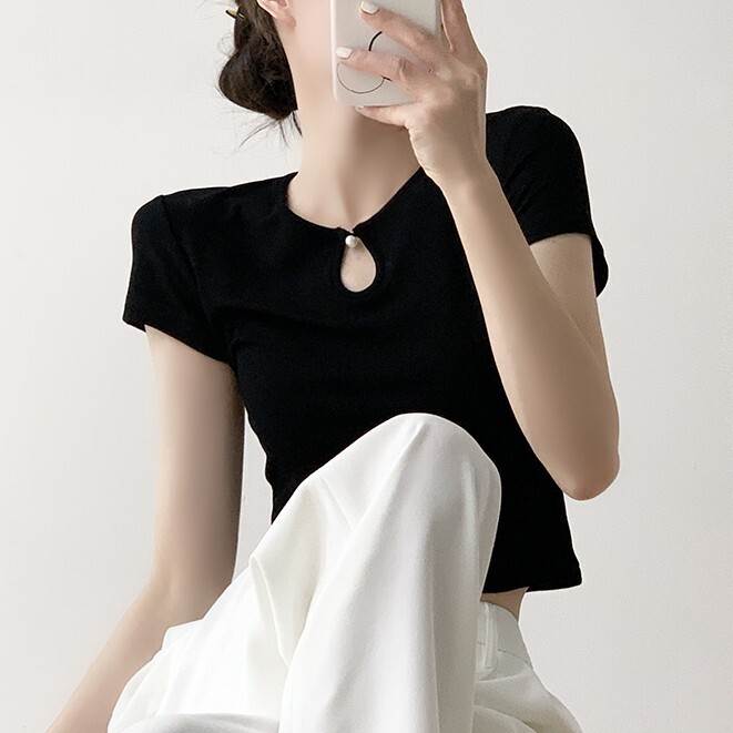 シンプルでありながらも大人可愛いデザインのレディースTシャツ！半袖のラウンドネックは夏にぴったりで、カジュアルなコーディネートからきれいめスタイルまで幅広く合わせやすい一着です。ストレートなシルエットが体型をカバーし、ラフでありながらきちん...